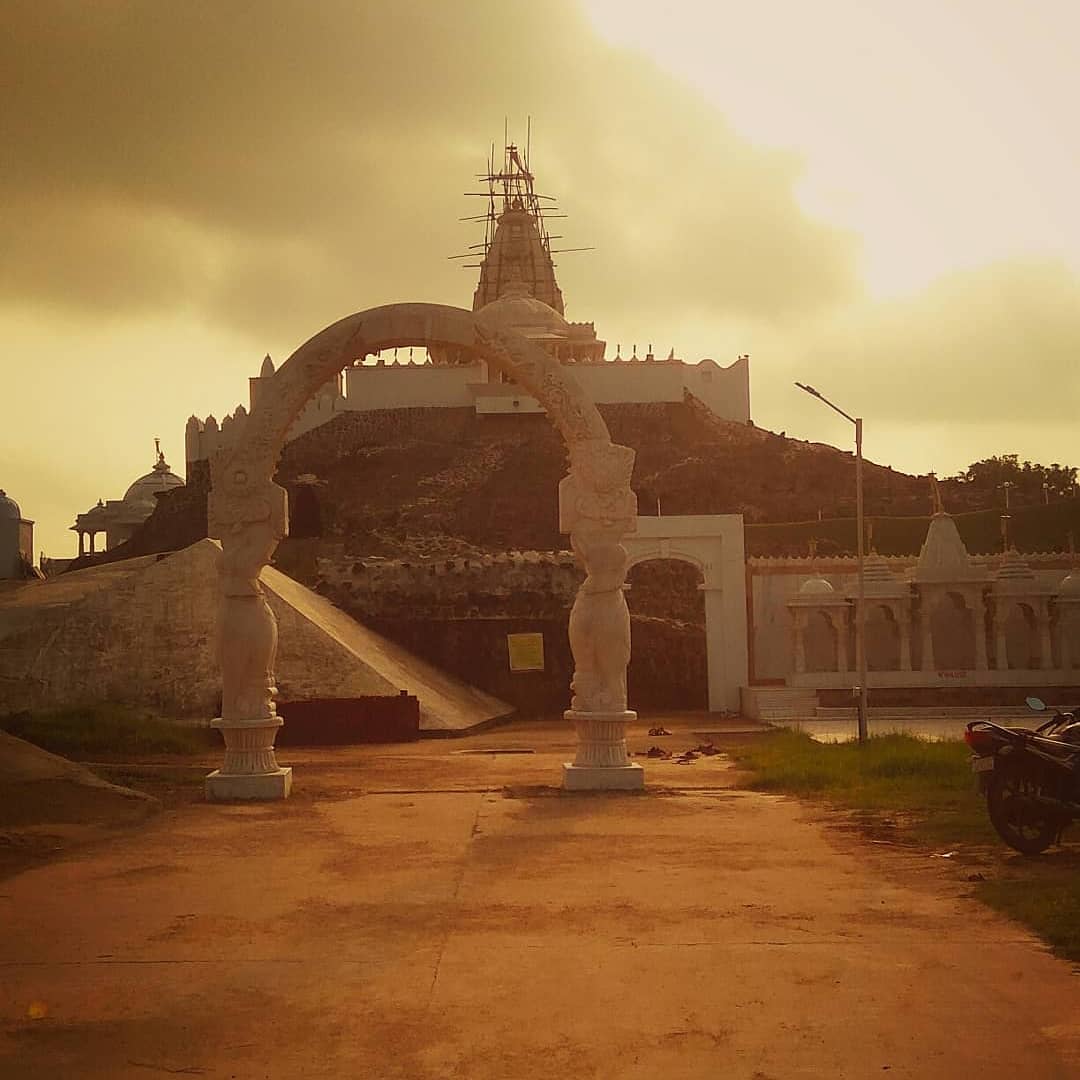 Shri Ghantakarna Mahavir Temple Mahudi Timings, Accommodation, Contact ...